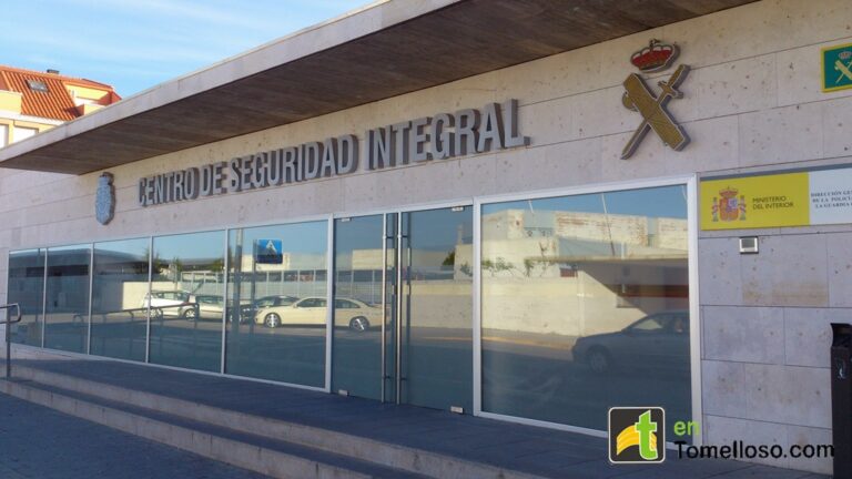 Un Guardia Civil auxilia a una persona que sufrió un accidente de ...