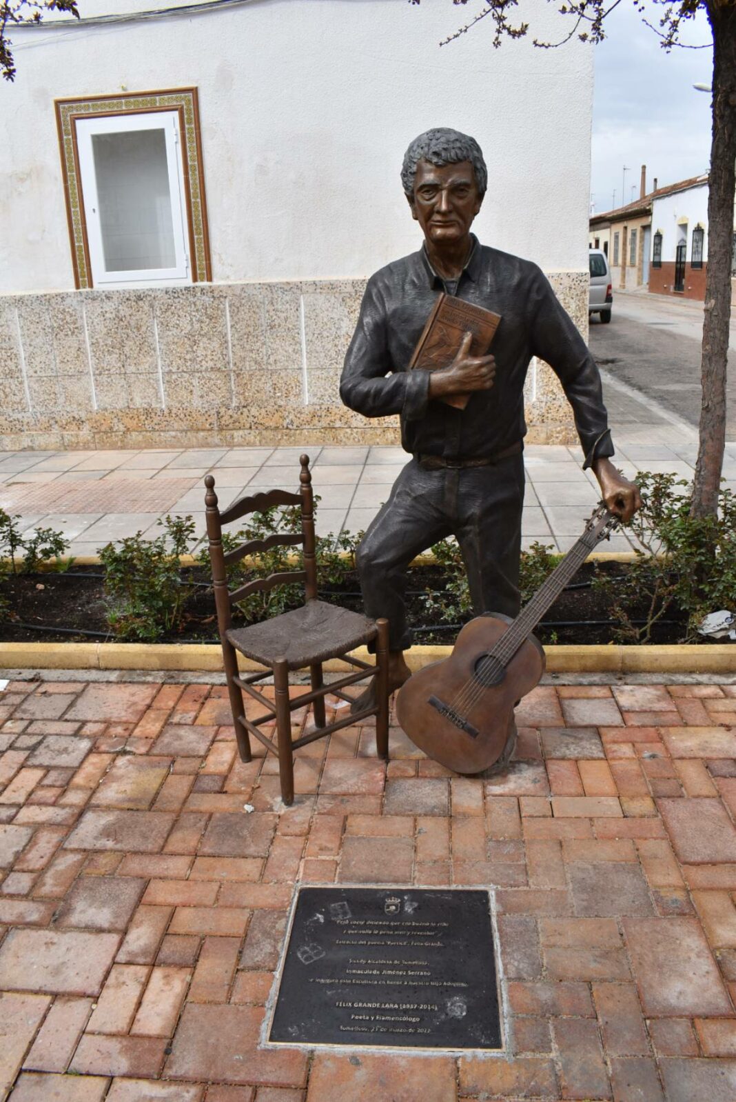 Inaugurada la escultura en honor al poeta y flamencólogo Félix Grande ...